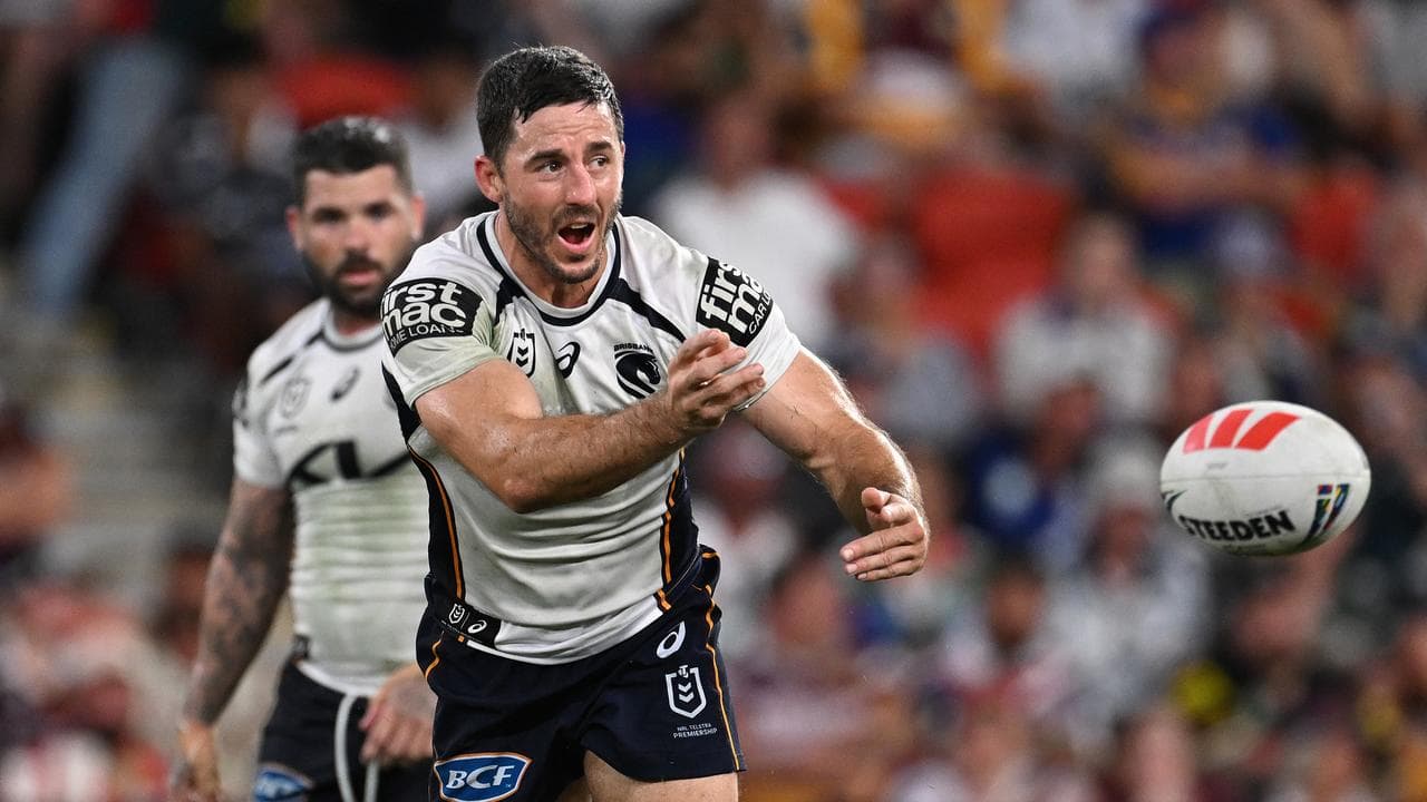 Hunt signs contract extension with Broncos