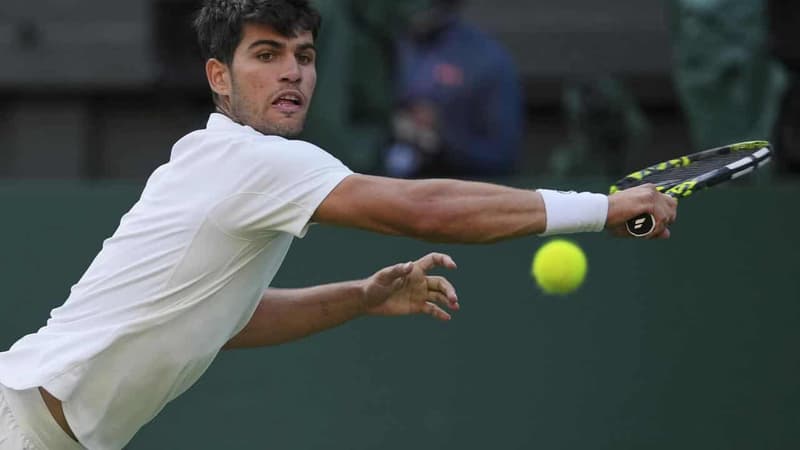 Struff stress but Carlitos maintains hat-trick charge