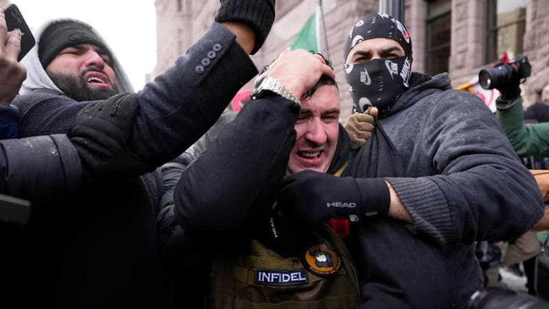 Anti-ICE protesters face off with far-right activists