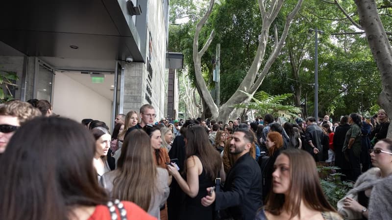 Fashionistas forced to evacuate from runway show