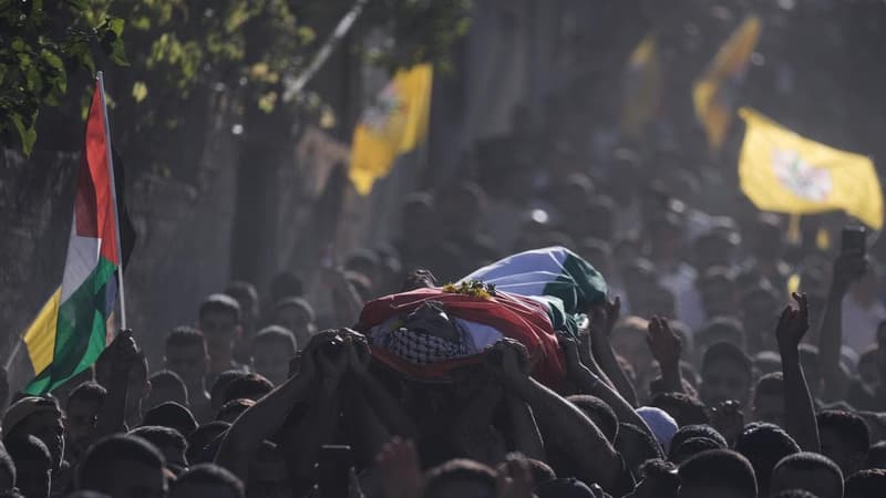 Palestinian man shot dead at West Bank barrier